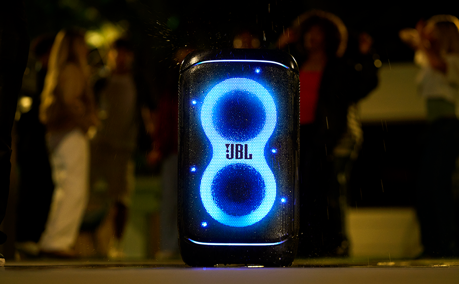 JBL PartyBox 520 | Portable battery-powered party speaker with powerful and loud sound